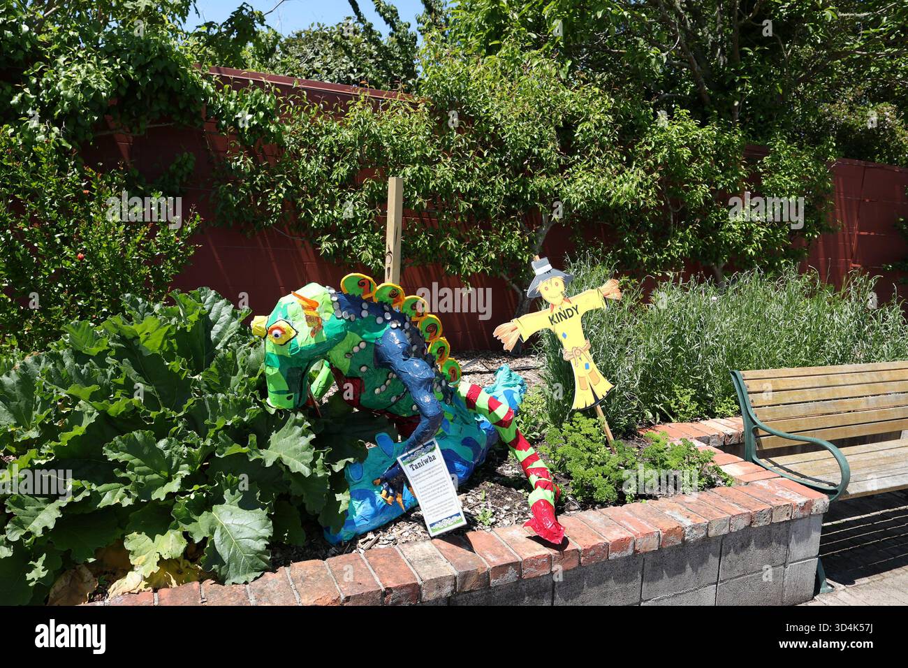 Dragon scarecrow hi-res stock photography and images - Alamy