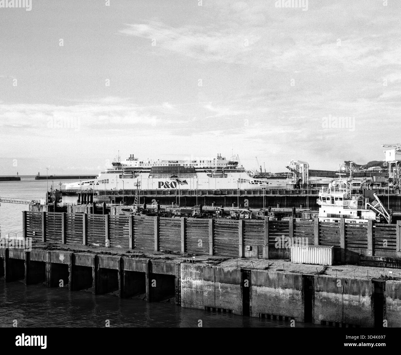 P&O Pioneer, The world’s largest double-ended ferry, Port of Dover ...