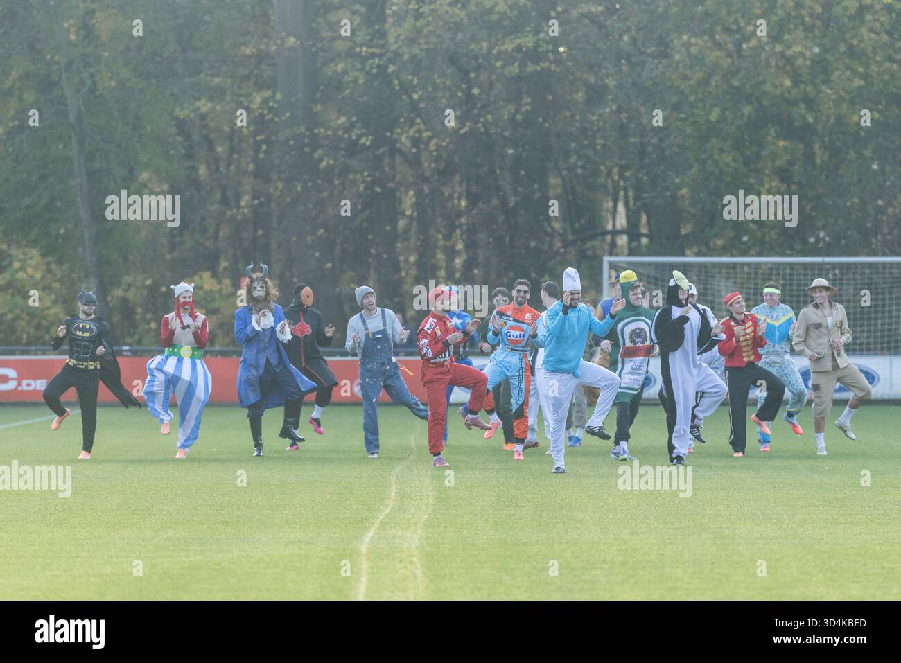 Warm-up Jusuf Gazibegovic (1. FC Cologne, 25) as Batman, Tom Krauß (1 ...