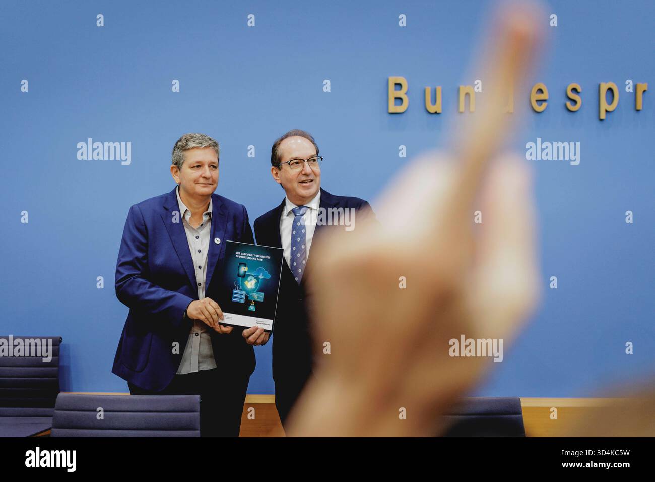 R-L Alexander Dobrindt CSU, Bundesminister des Innern, und Claudia ...
