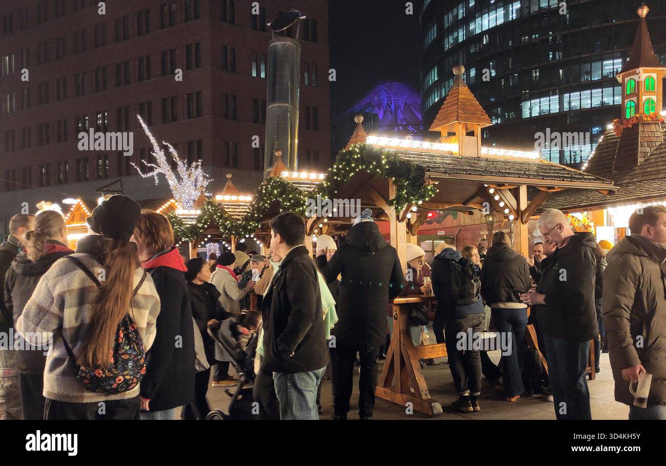 10.11.2025, Berlin - Deutschland. Wintermarkt am Potsdamer Platz. *** 10 11 2025, Berlin Germany ...