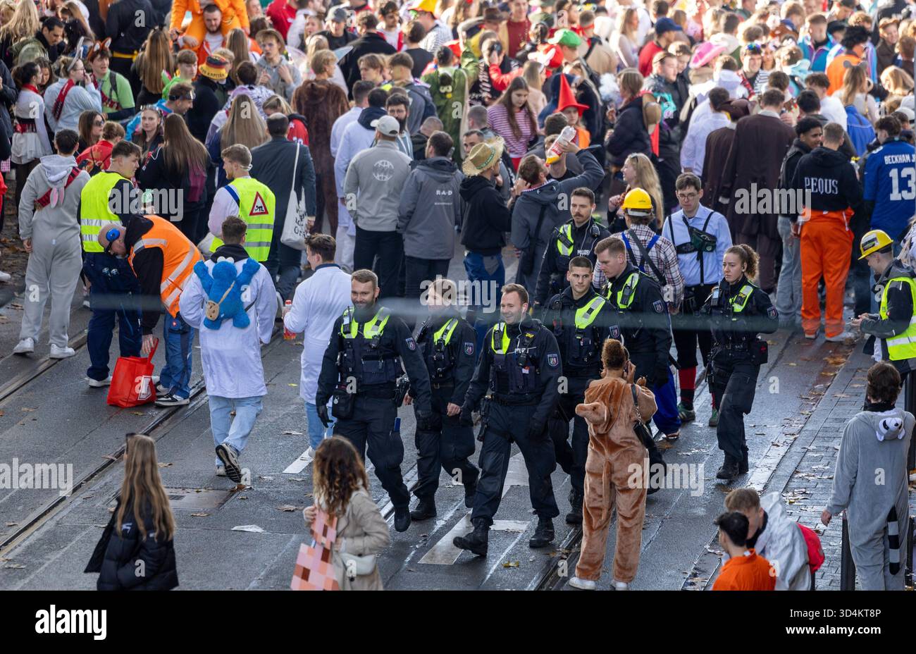 11 November 2025, North Rhine-Westphalia, Cologne: Police officers ...