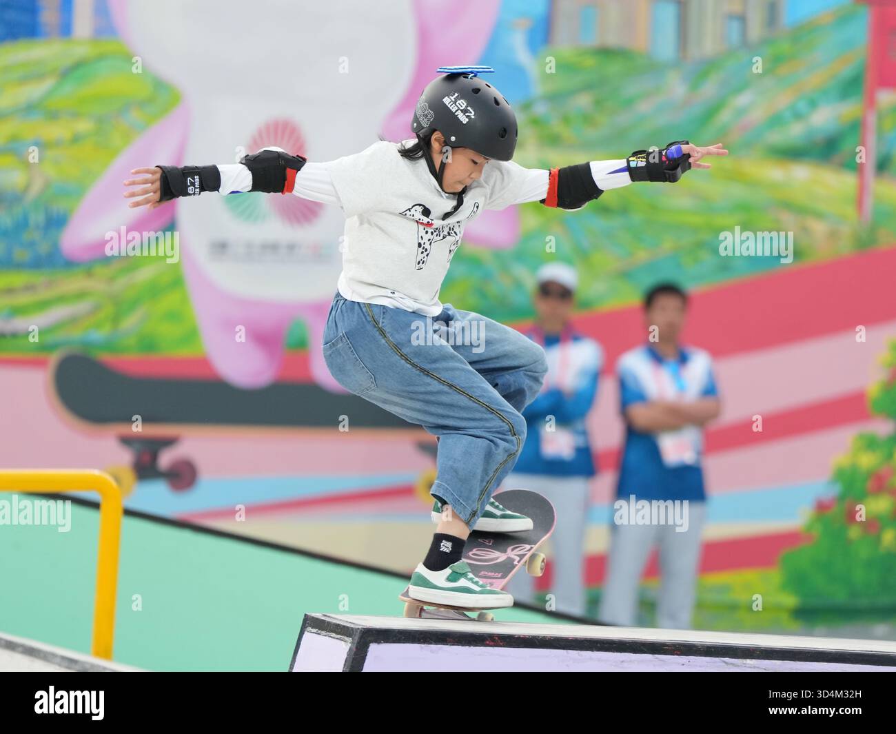 (251111) -- HUIZHOU, Nov. 11, 2025 (Xinhua) -- Xu Linlong of Shanghai ...