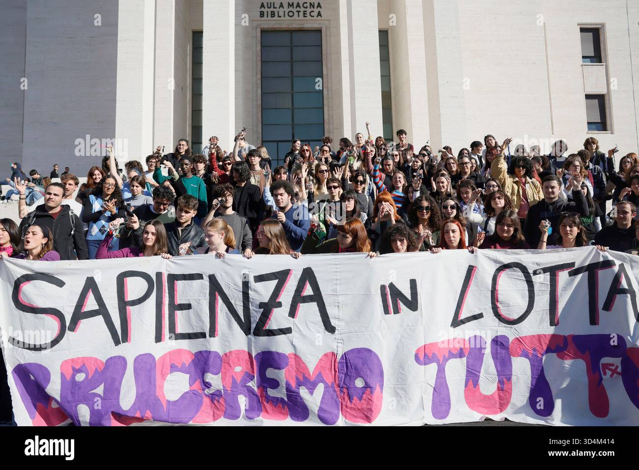 Due Anni Senza Giulia. Minuto di rumore sulla scalinata del Rettorato ...