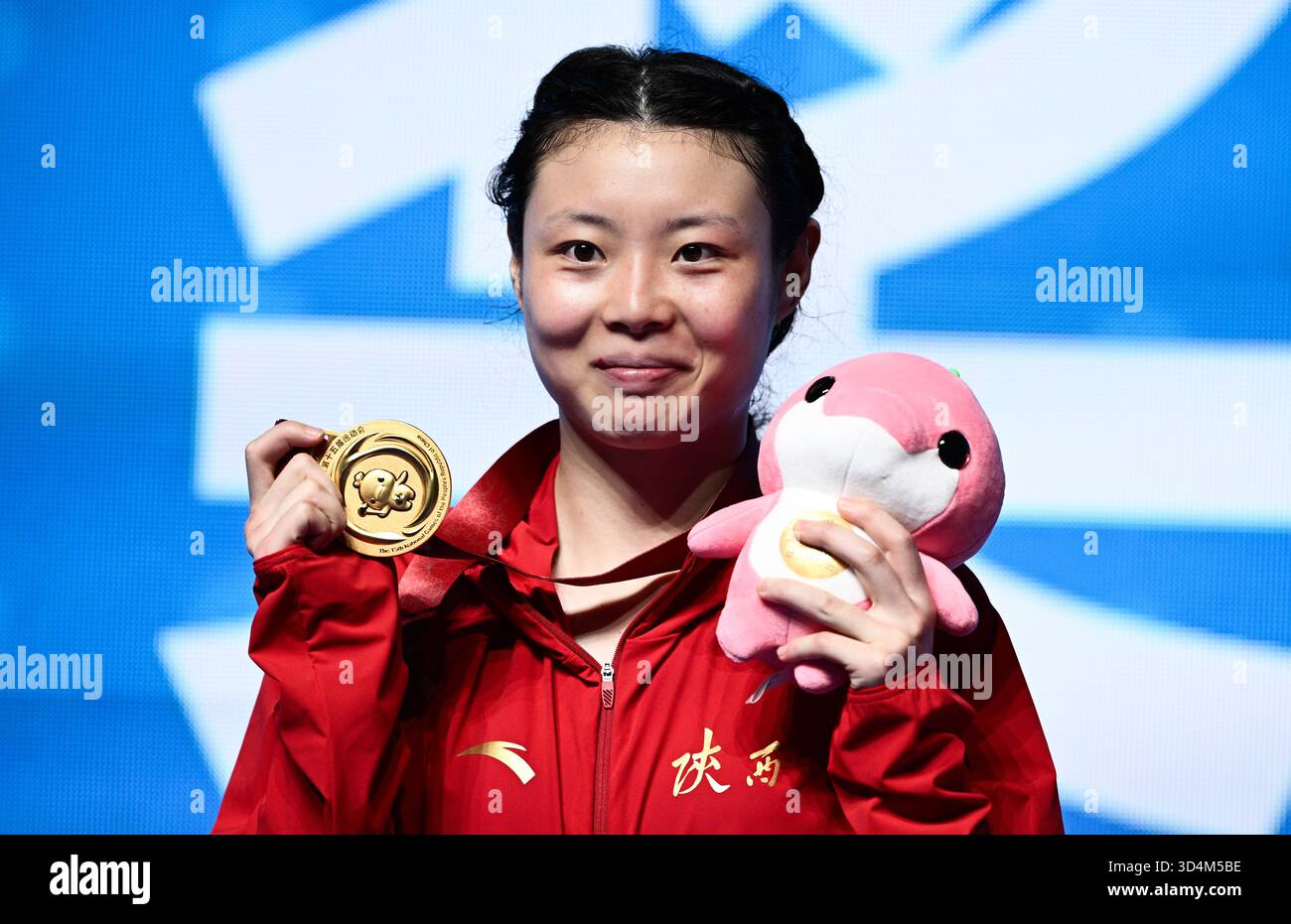 (251111) -- SHENZHEN, Nov. 11, 2025 (Xinhua) -- Gold medalist Chen Ziyi of Shaanxi poses during ...