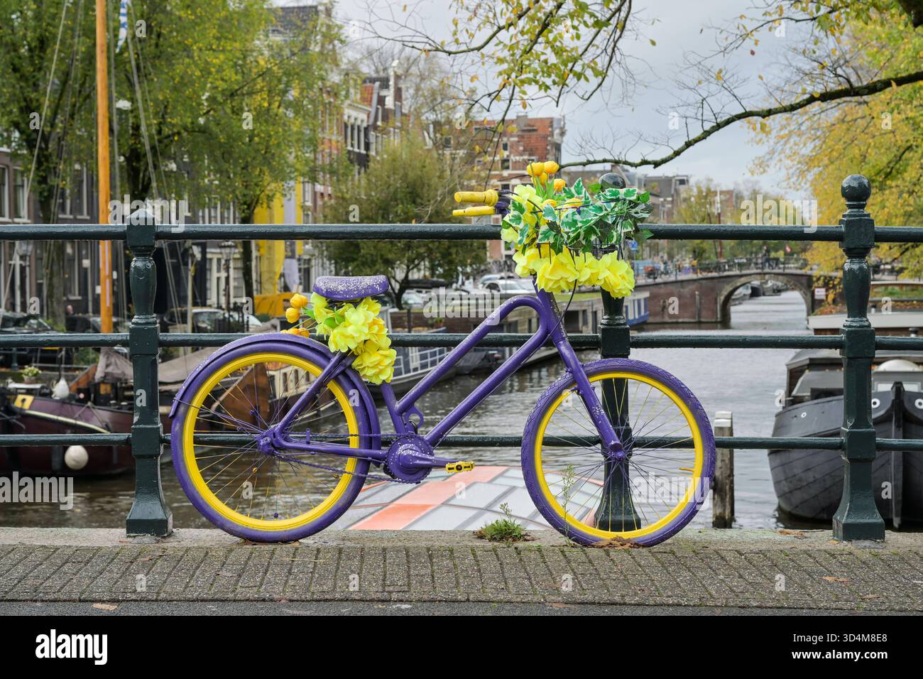 Buntes Fahrrad vom Flowerbikeman, Künstler, Altstadt, Amsterdam ...