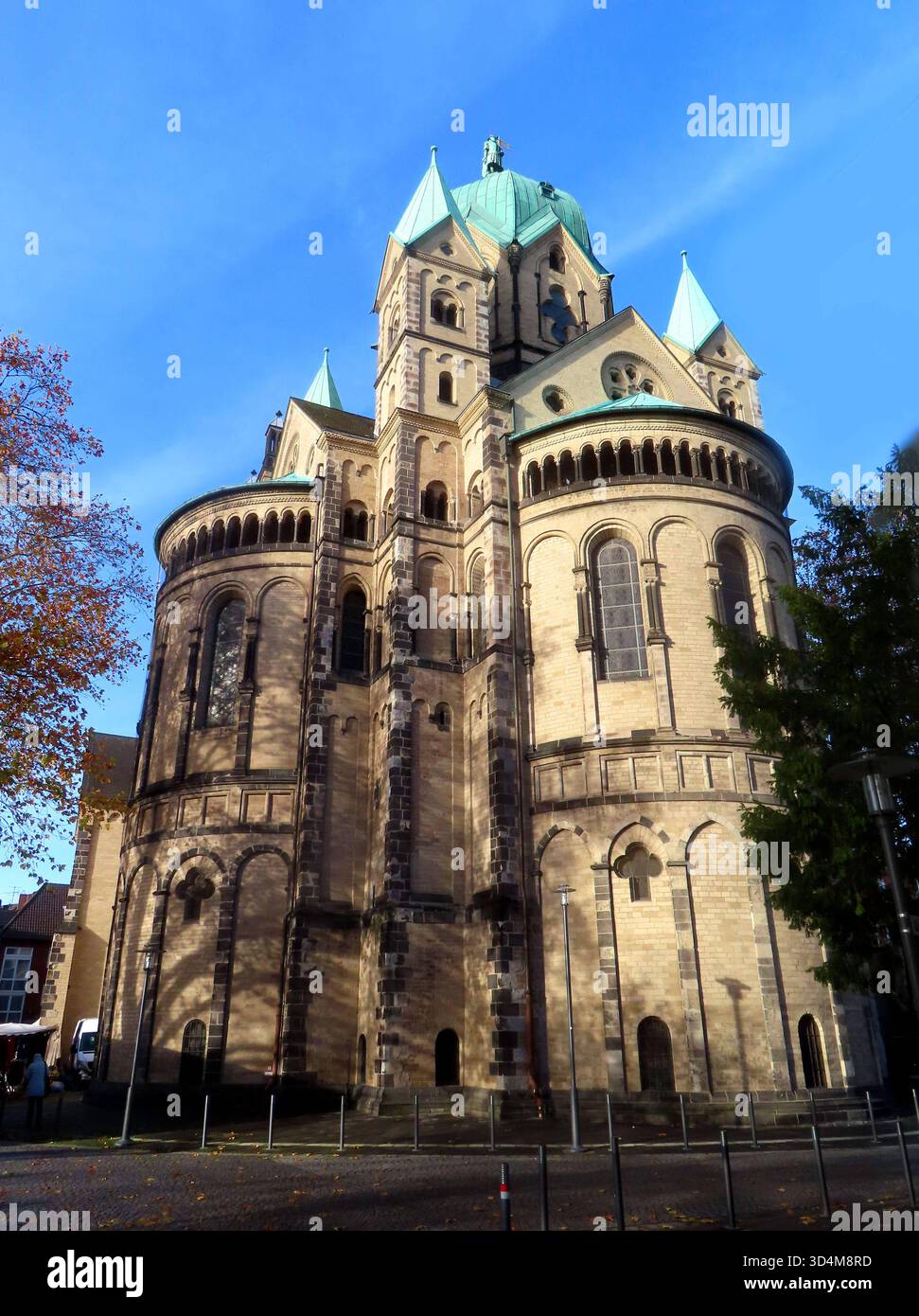 Blick auf das Wahrzeichen der Stadt Neuss - das St. Quirinusmuenster St ...
