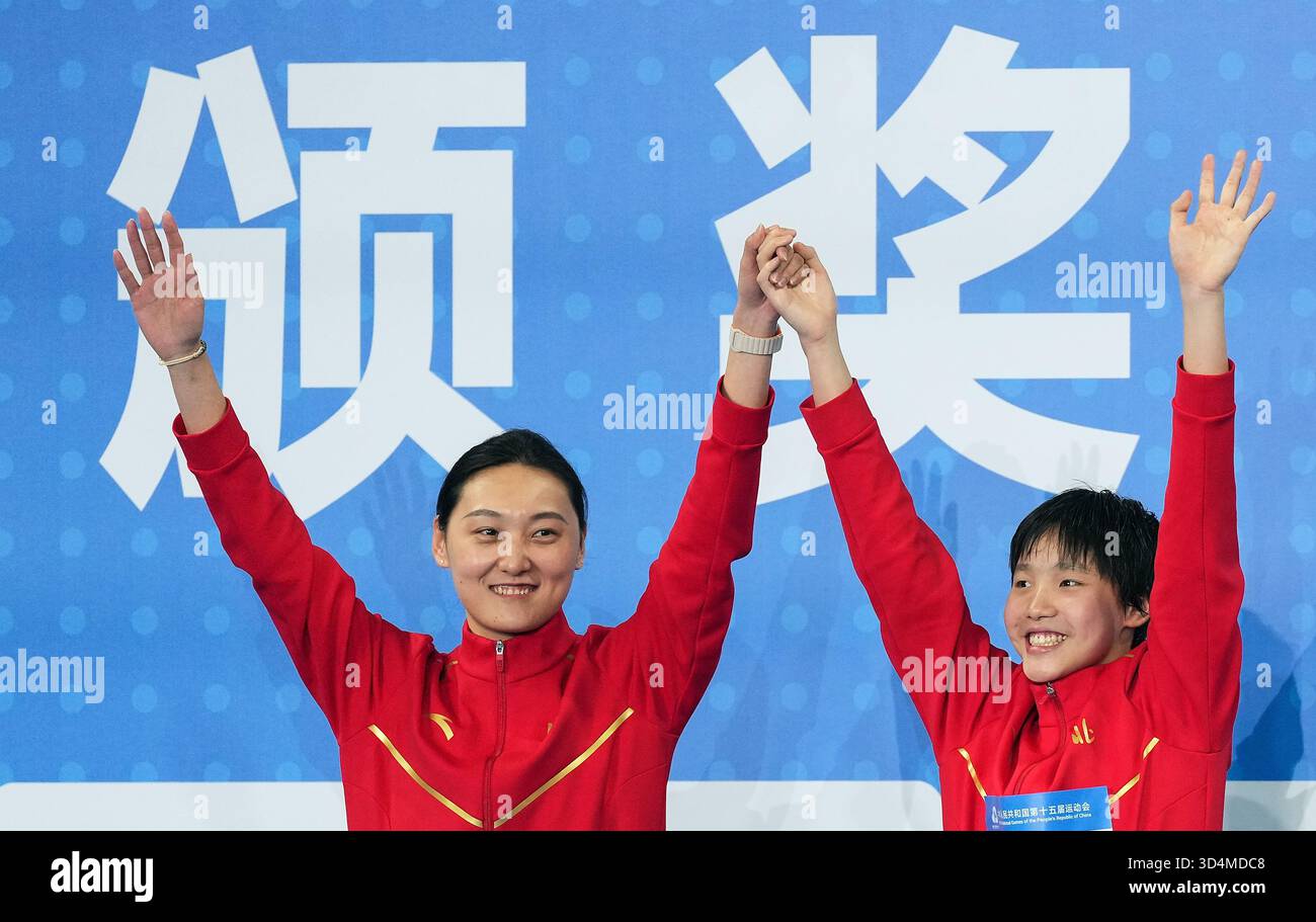 (251111) -- SHENZHEN, Nov. 11, 2025 (Xinhua) -- Yu Zidi (R) of Hebei ...