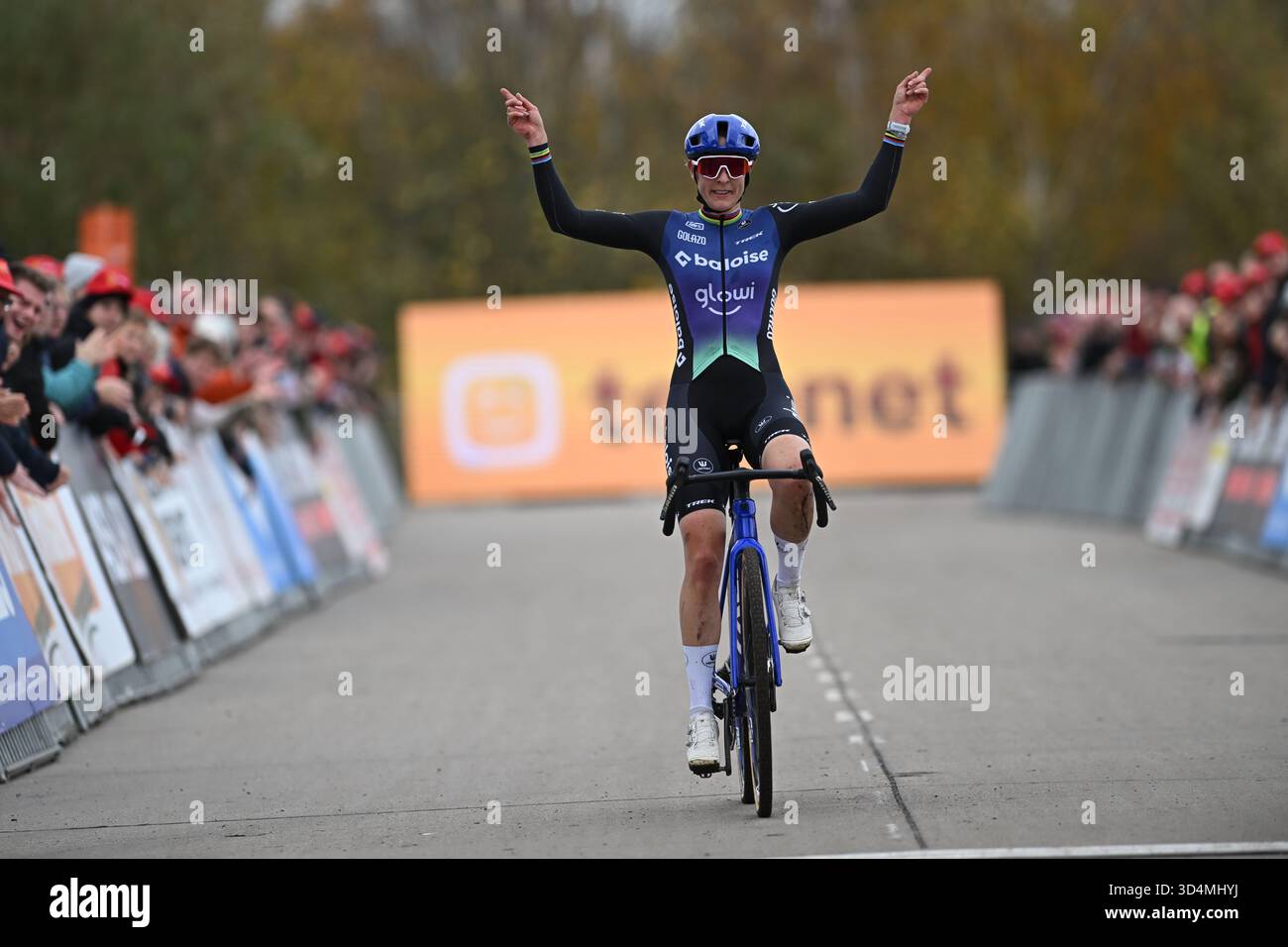 Dutch Lucinda Brand celebrates as she crosses the finish line to win ...