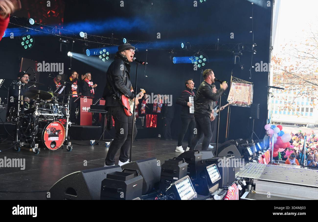 Die Band RÄUBER auf der Bühne am 11.11.2025 in Köln bei der Eröffnung ...