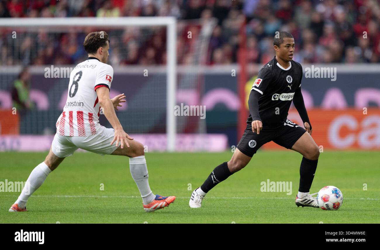 from left: Maximilian Eggestein, Joel Chima Fujita (St. Pauli) Freiburg ...