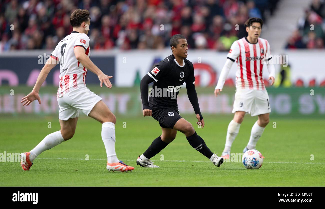 from left: Maximilian Eggestein, Joel Chima Fujita (St. Pauli) Freiburg ...