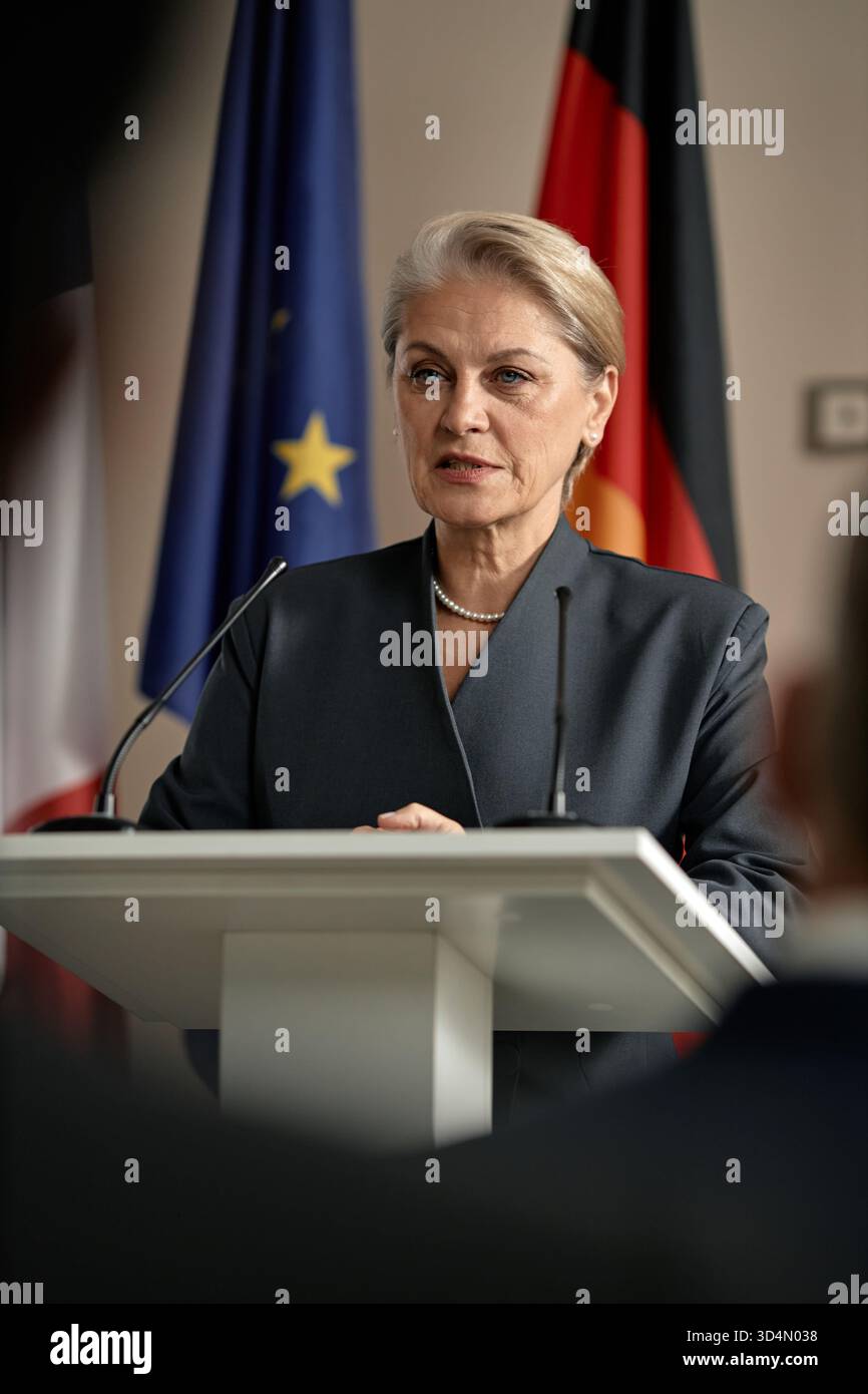 Woman speaking conference podium hi-res stock photography and images ...