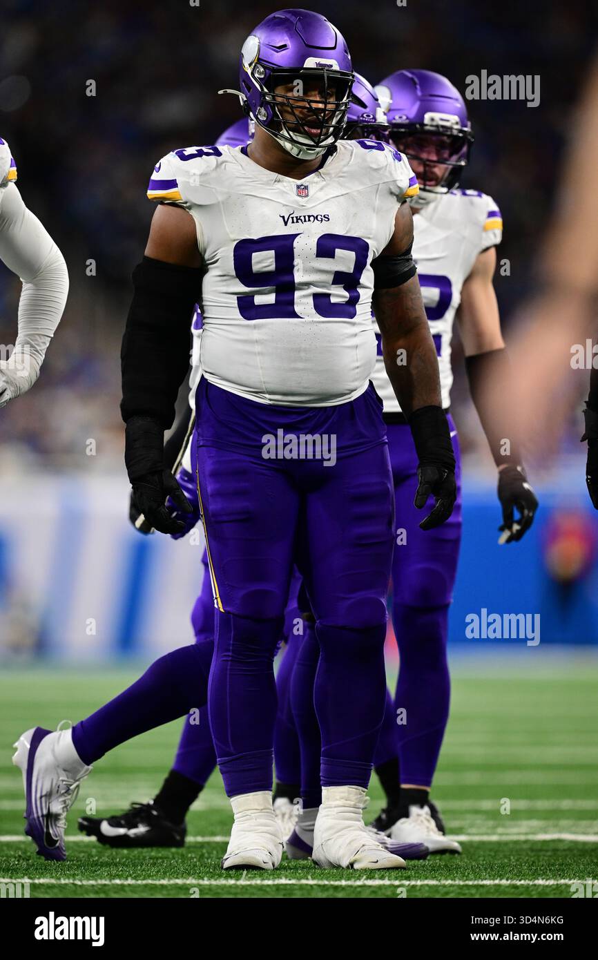 Minnesota Vikings defensive tackle Jonathan Allen lines up during the ...
