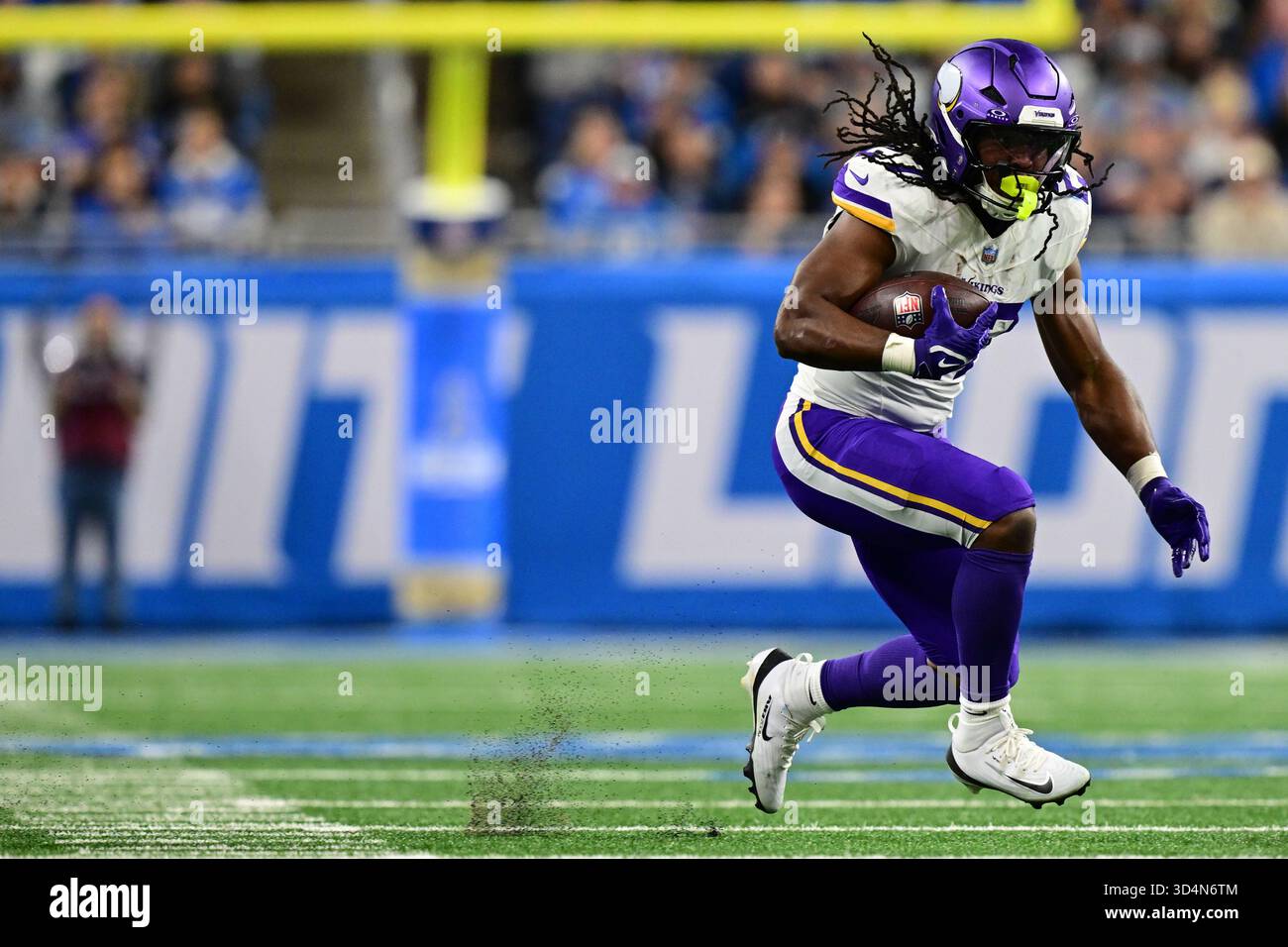 Minnesota Vikings running back Jordan Mason runs the ball during the ...