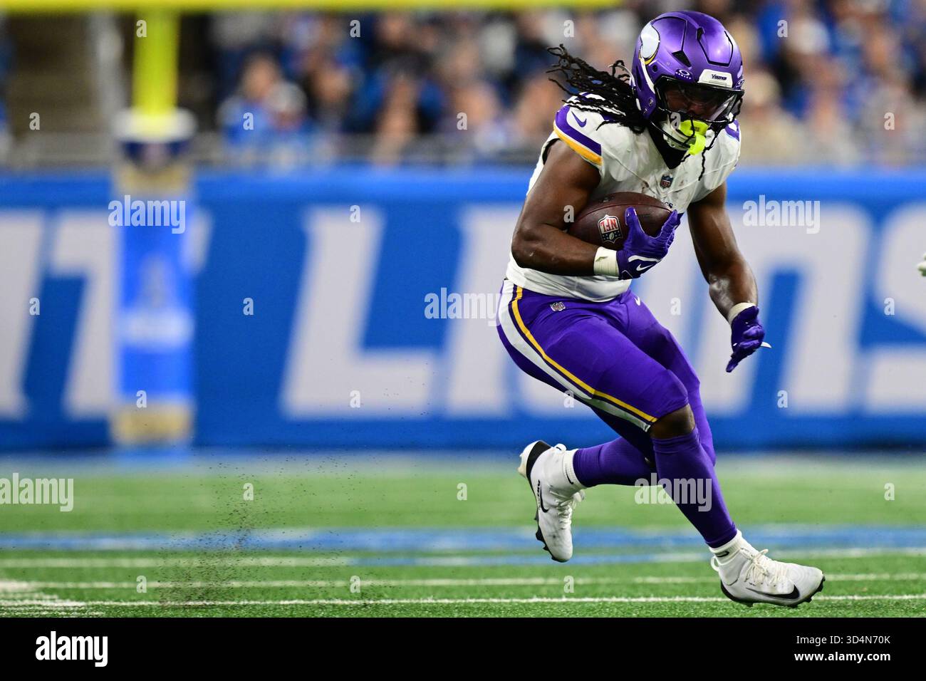 Minnesota Vikings running back Jordan Mason runs the ball during the ...