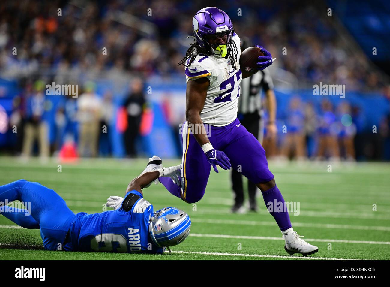 Minnesota Vikings running back Jordan Mason stiff arms Detroit Lions ...