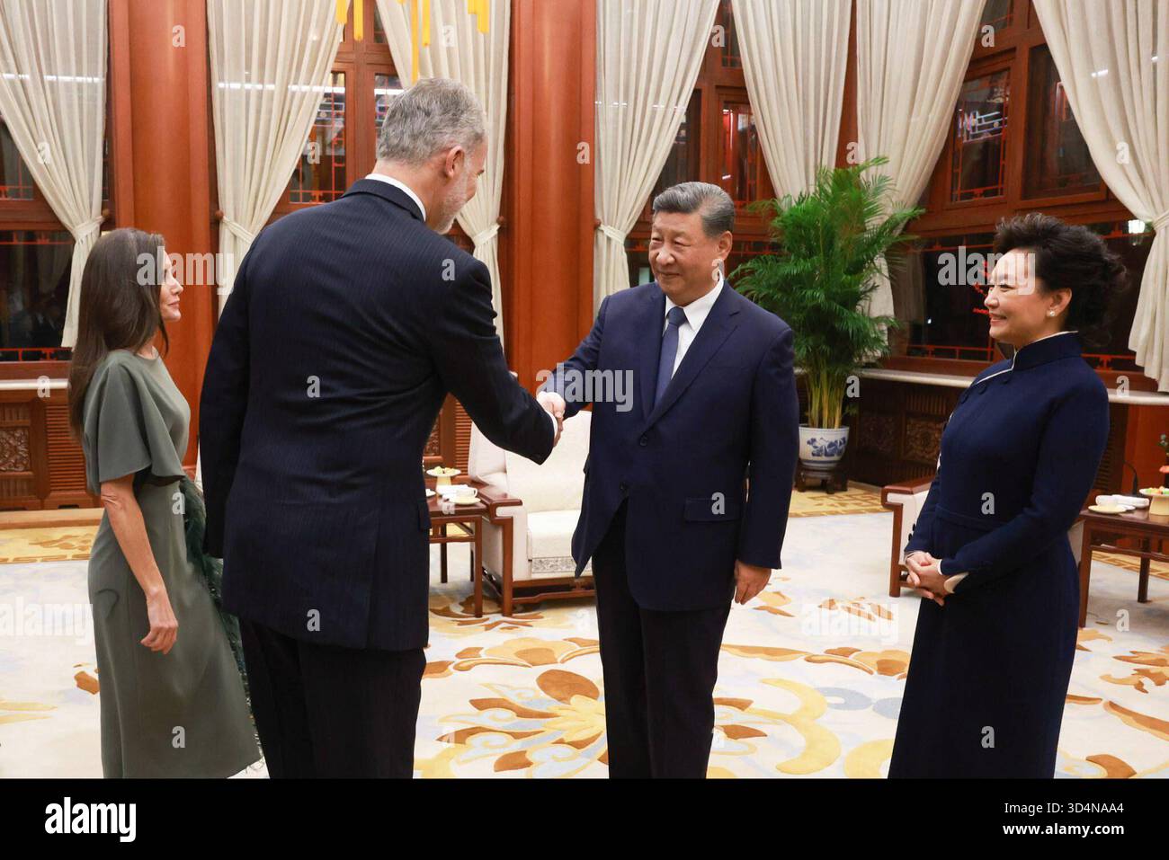 Pekin, China. 11th Nov, 2025. Spanish King Felipe VI and Queen Letizia ...