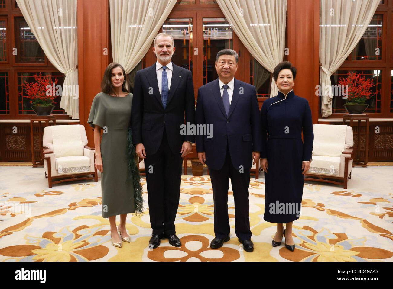 Pekin, China. 11th Nov, 2025. Spanish King Felipe VI and Queen Letizia ...