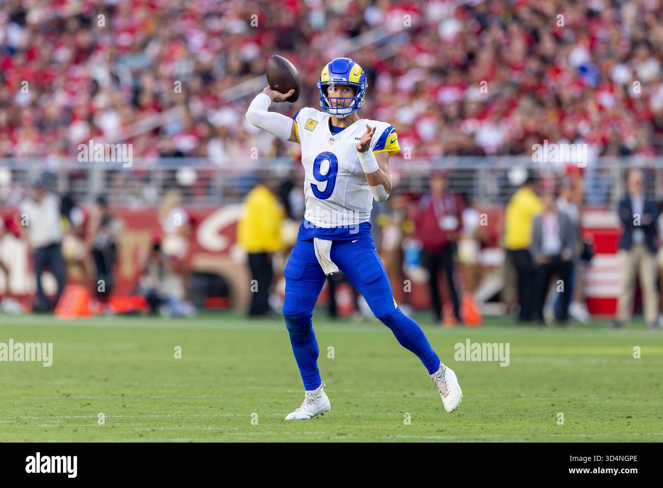 Los Angeles Rams quarterback Matthew Stafford (9) passes the ball ...