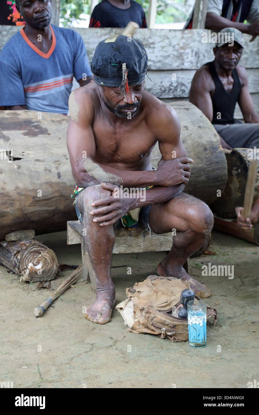 Fang male reliquary figure hi-res stock photography and images - Alamy