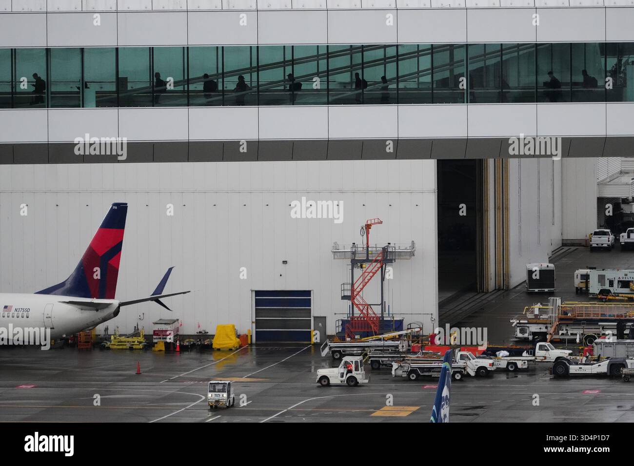 International travelers take a skybridge at Seattle-Tacoma ...