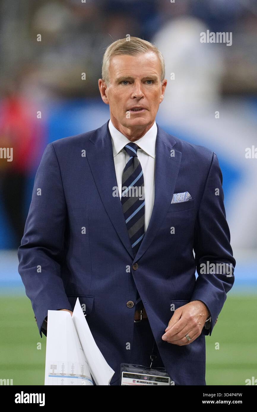 Fox Sports reporter Tom Rinaldi watches before an NFL football game ...