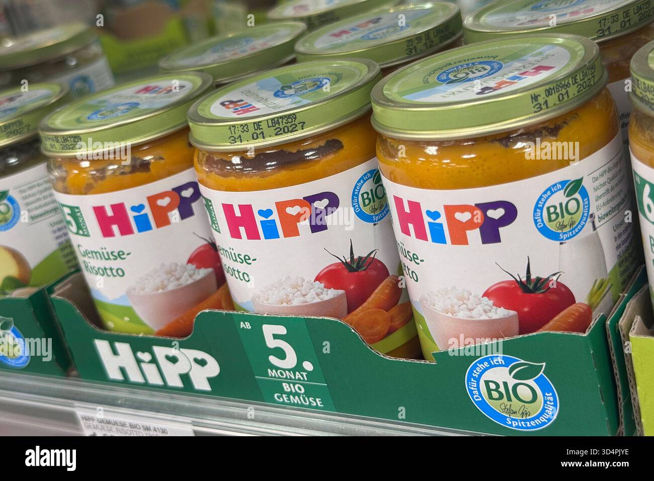 Hipp Babynahrung im Glas in eimem Supermarktregal. *** Hipp baby food ...
