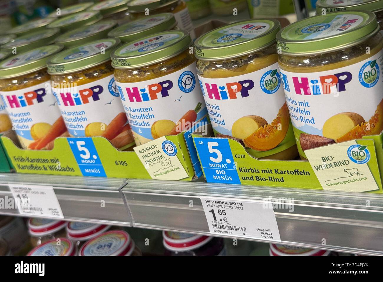 Hipp Babynahrung im Glas in eimem Supermarktregal. *** Hipp baby food ...