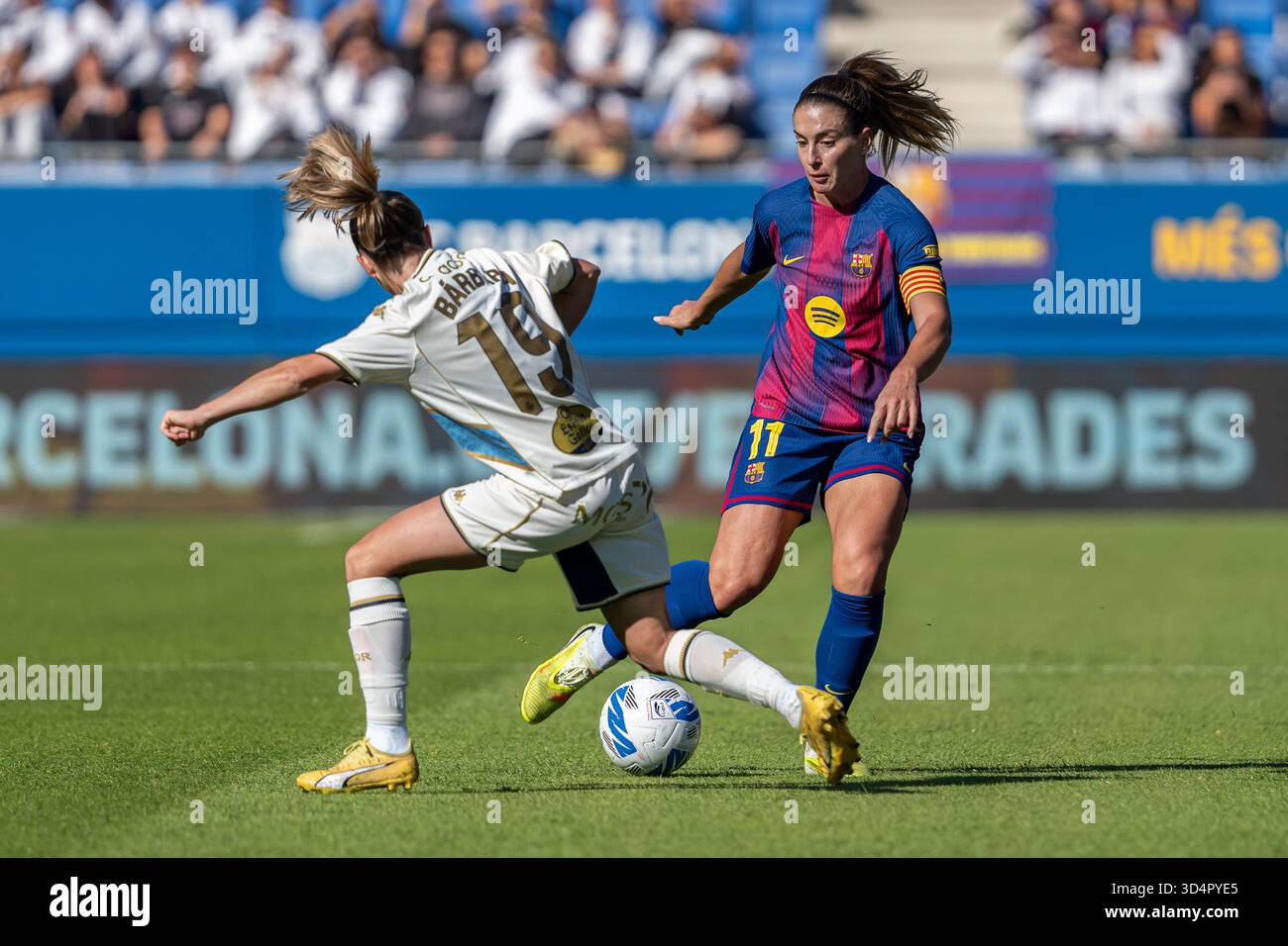 Alexia Putellas (11 Barcelona) dribbling Barbara Latorre (19 Deportivo ...