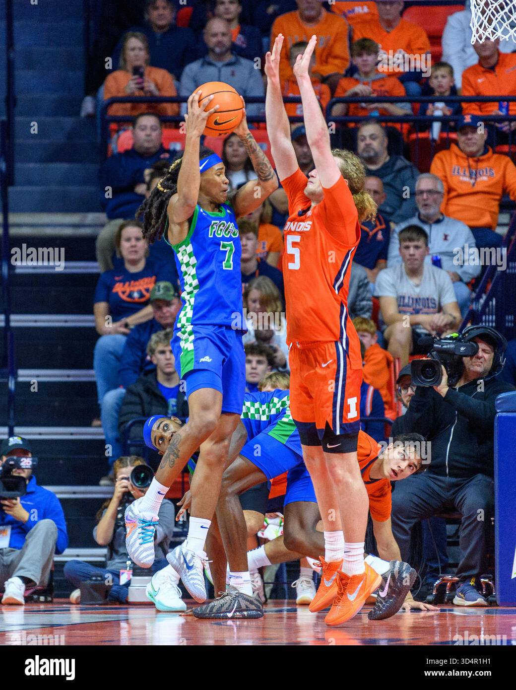 Illinois' Jake Davis blocks Florida Gulf Coast's Jordan Ellerbee during ...