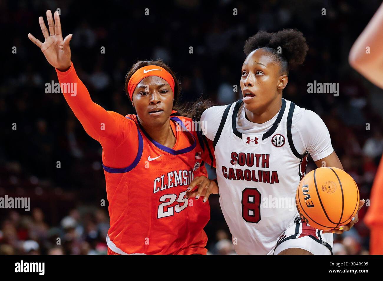 South Carolina forward Joyce Edwards (8) drives to the basket against ...