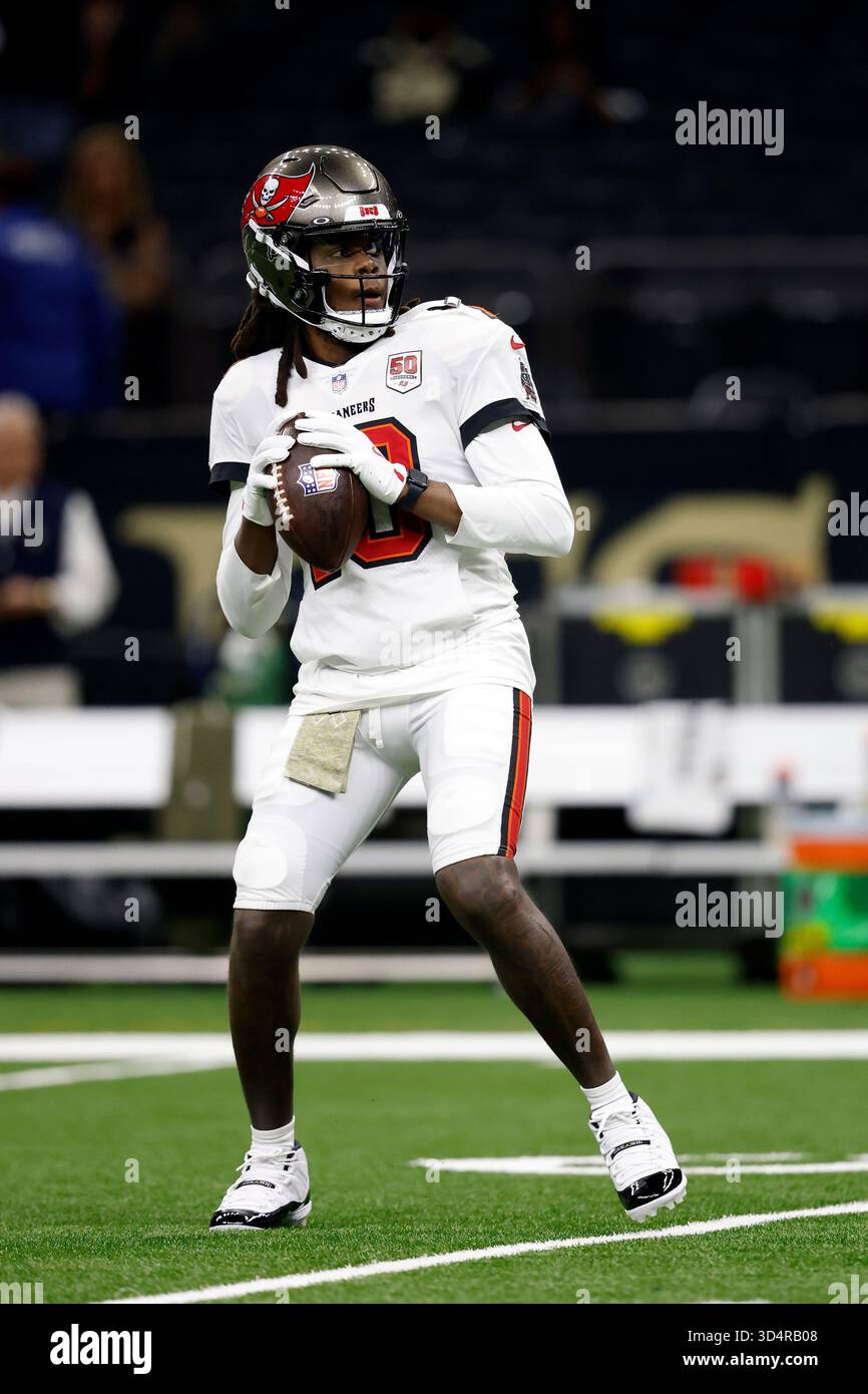 Tampa Bay Buccaneers quarterback Teddy Bridgewater (10) warms up before ...
