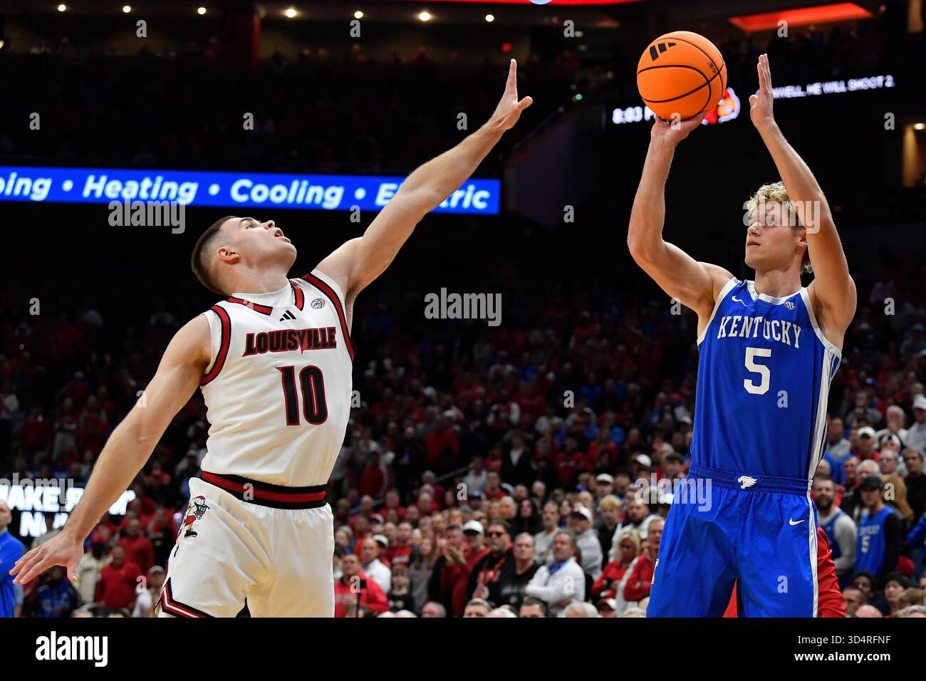 Kentucky guard Collin Chandler (5) shoots over Louisville guard Isaac ...