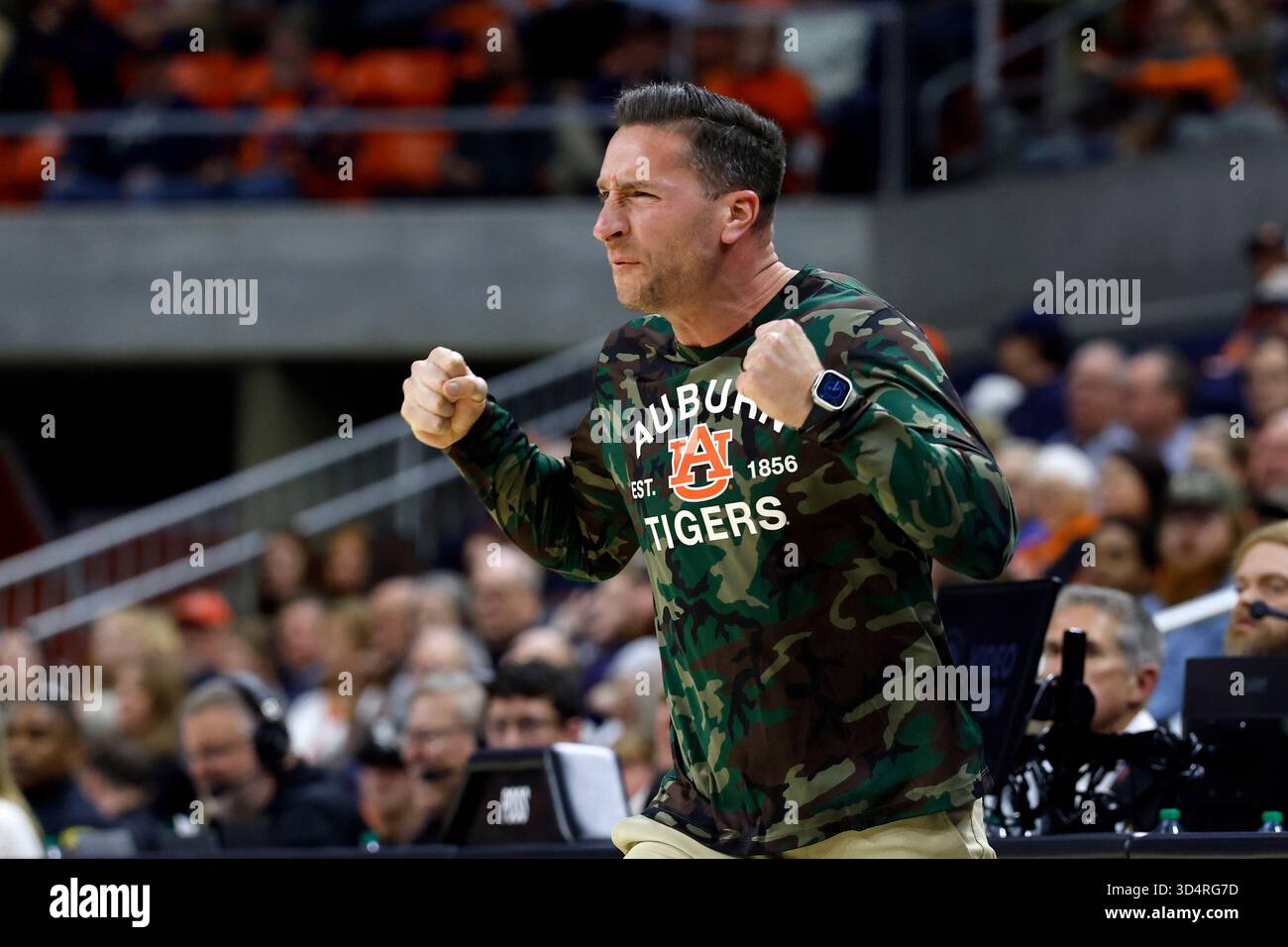 Auburn head coach Steven Pearl reacts to a call during the first half ...