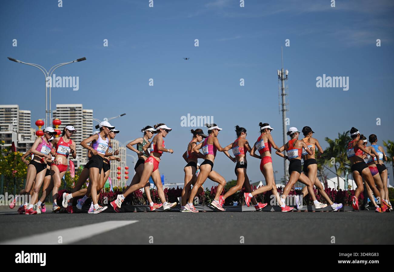 (251112) -- ZHUHAI, Nov. 12, 2025 (Xinhua) -- Athletes compete during ...