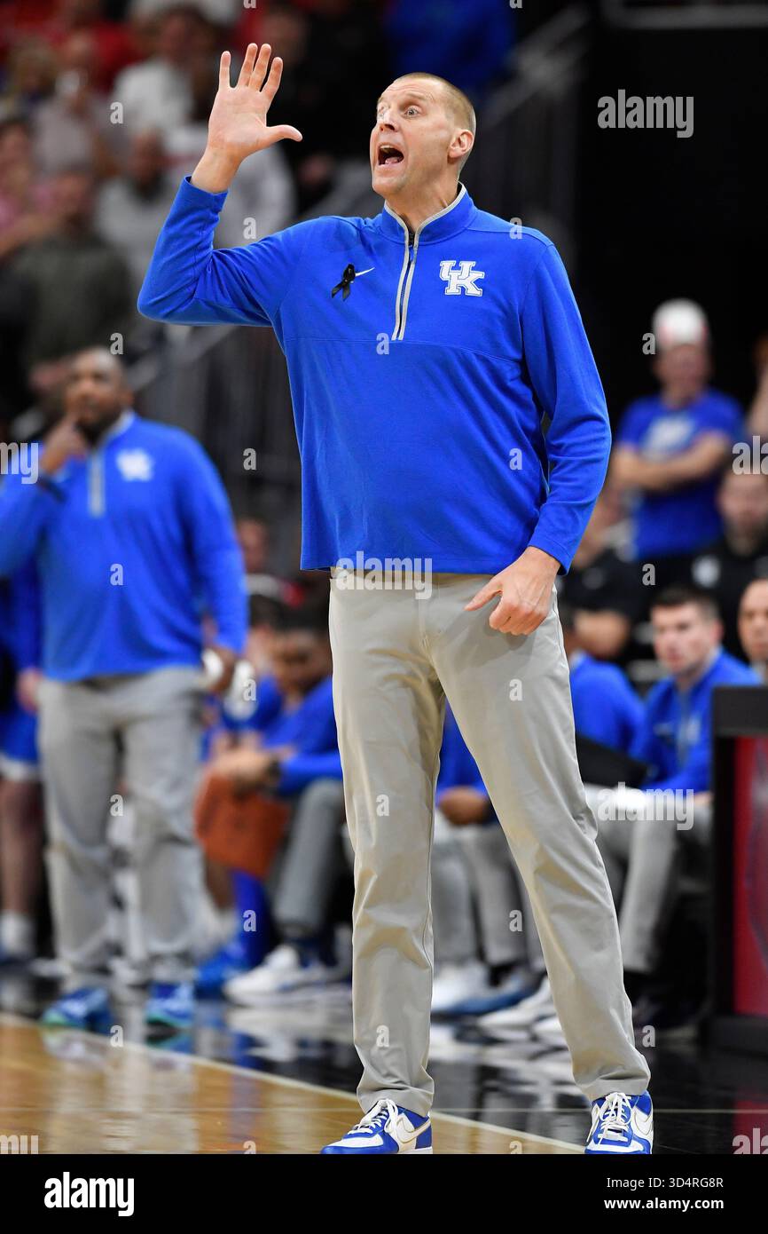 Kentucky head coach Mark Pope shouts instructions to his team during ...