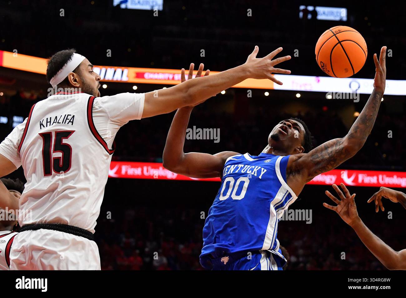 Kentucky guard Otega Oweh (00) battles Louisville center Aly Khalifa ...