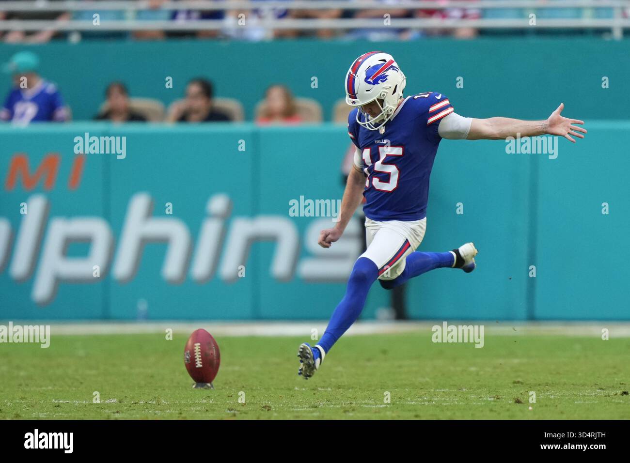 Buffalo Billskicker Matt Prater kicks off kicks off during an NFL ...