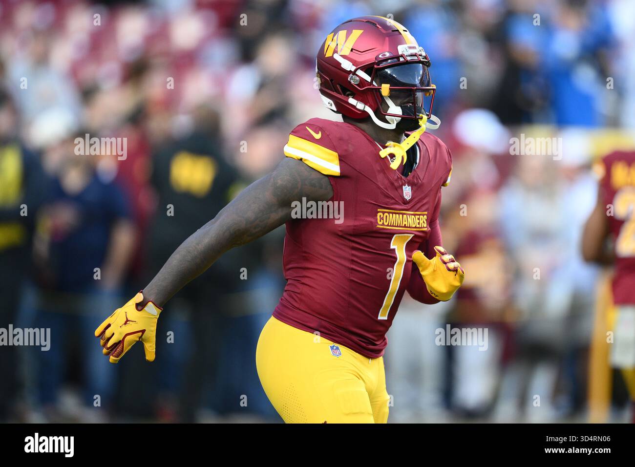 Washington Commanders wide receiver Deebo Samuel (1) warms up before an ...