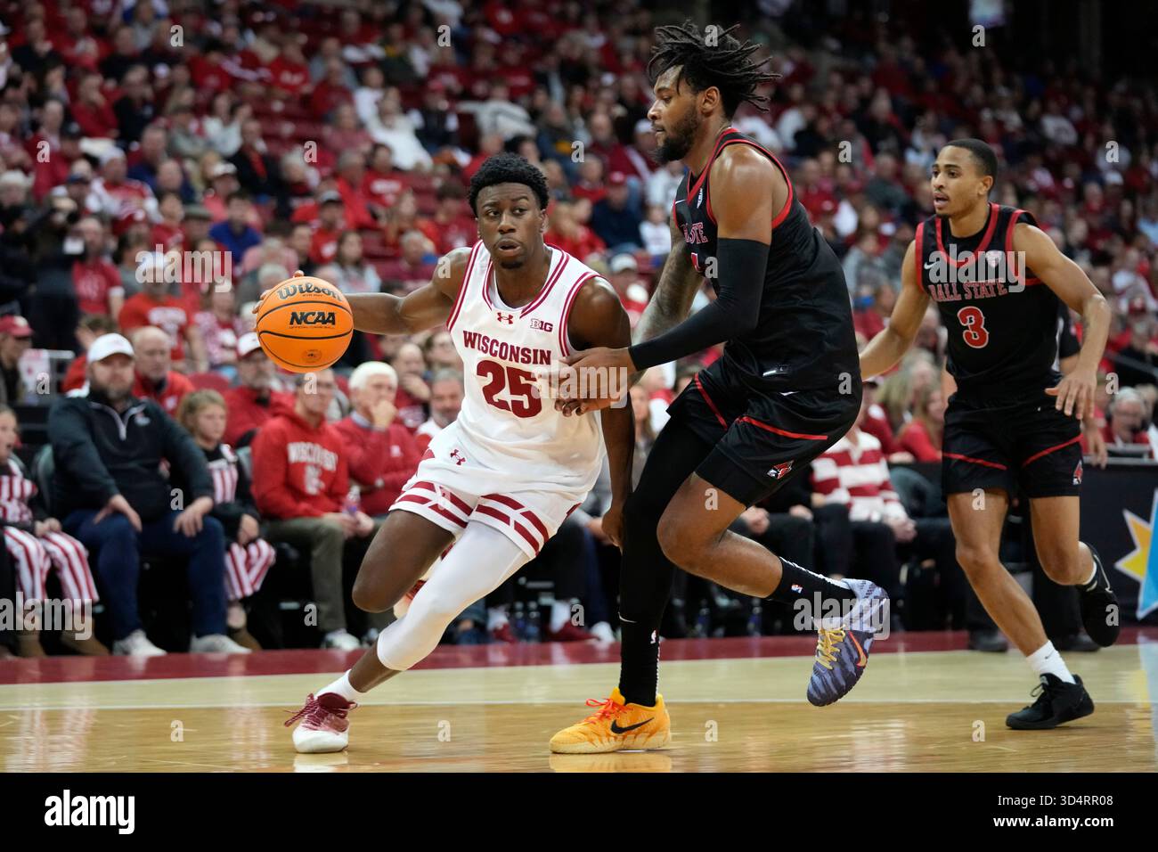 Wisconsin guard John Blackwell (25) dribbles the ball against Ball ...