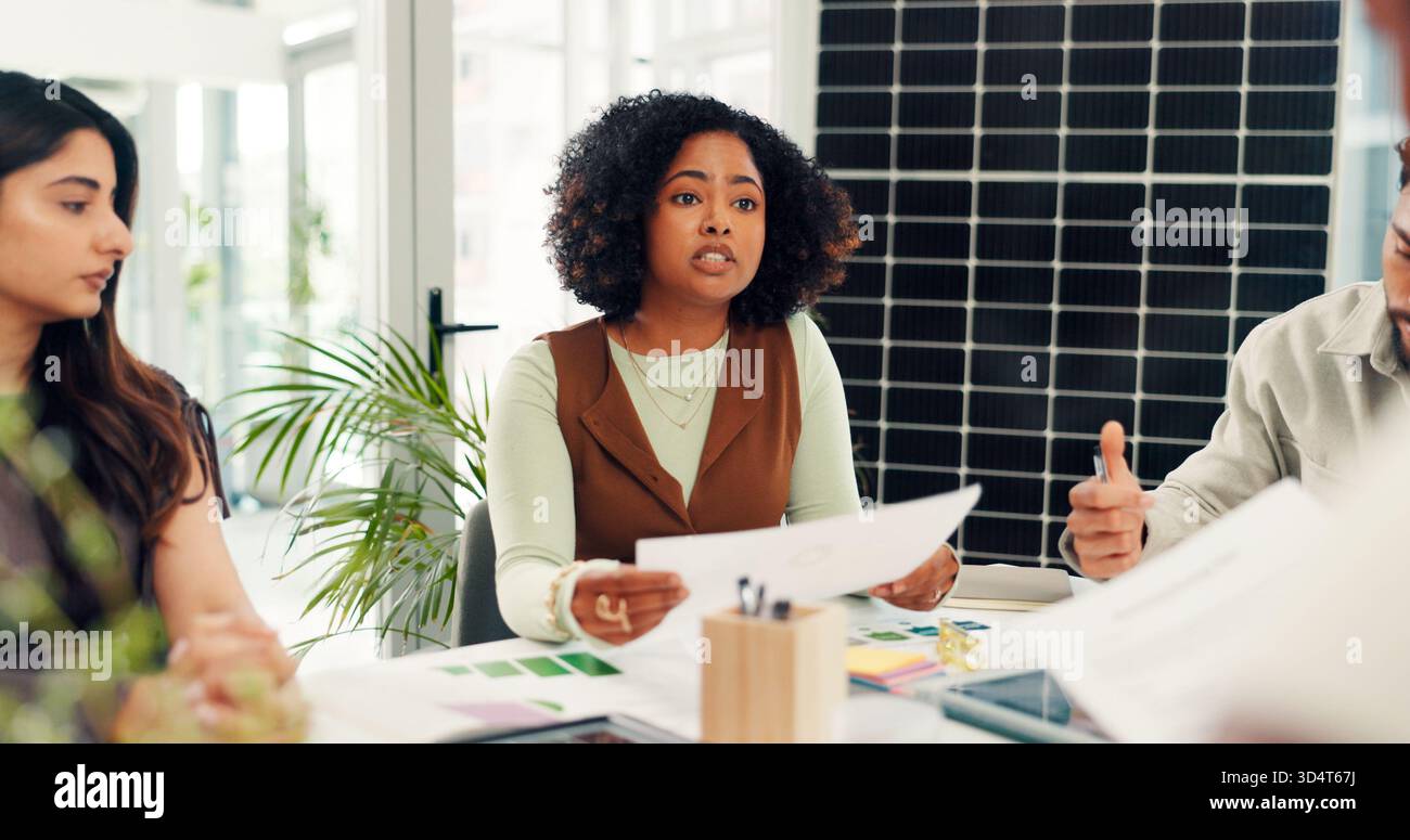 Woman team documents solar hi-res stock photography and images - Alamy
