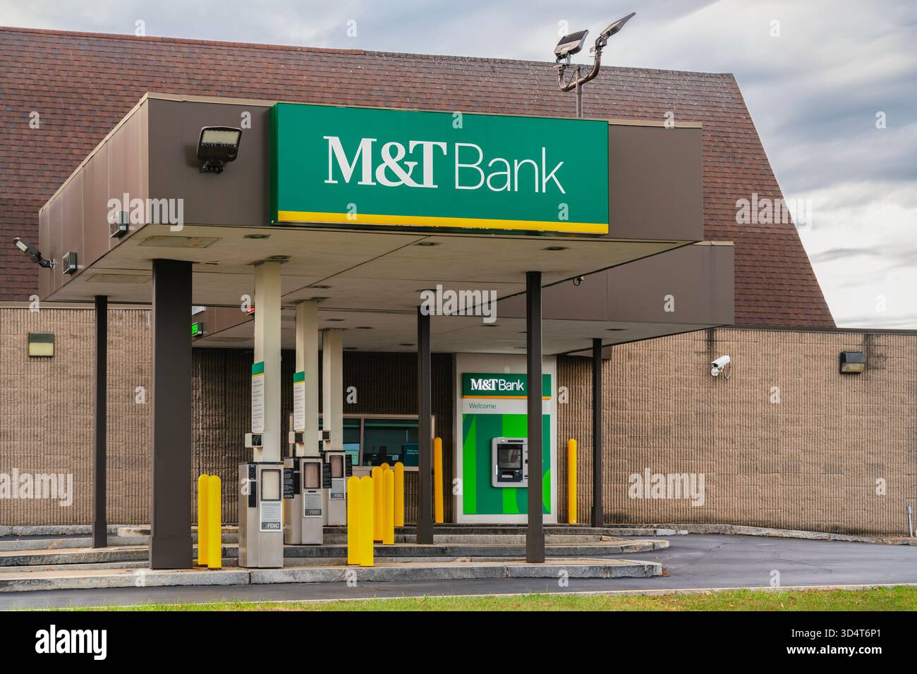 Dewitt, NY - Nov 8, 2025: M&T Bank drive-through in DeWitt, NY features ...