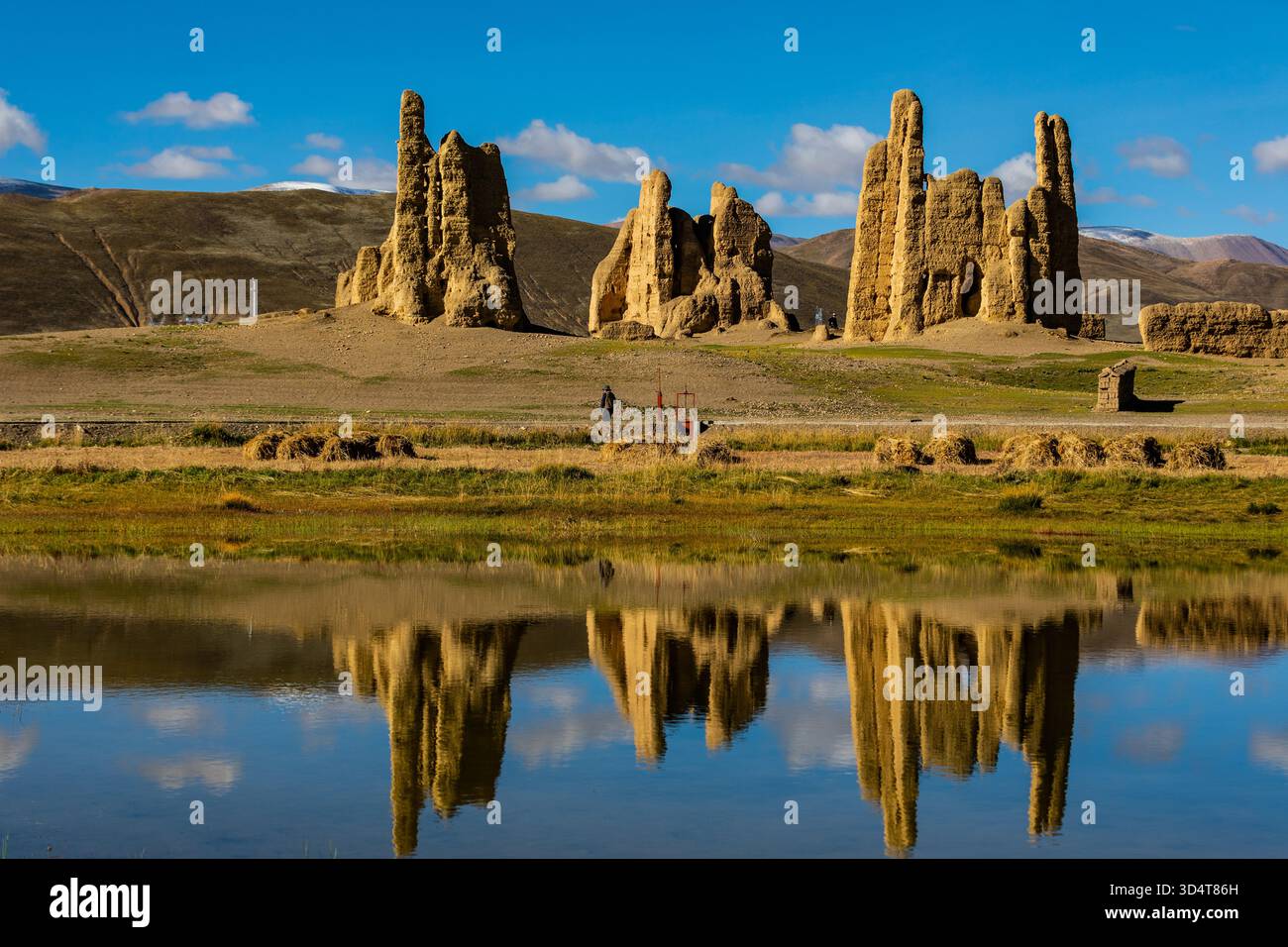 SHIGATSE, CHINA - SEPTEMBER 25, 2025 - Ruins of the ancient castle in ...