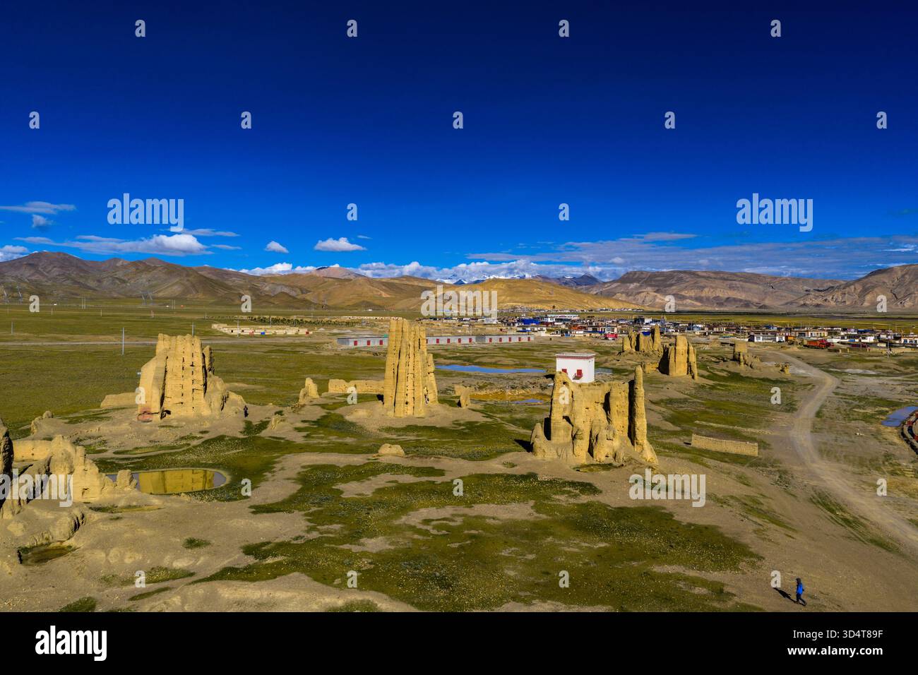 SHIGATSE, CHINA - SEPTEMBER 25, 2025 - Ruins of the ancient castle in ...