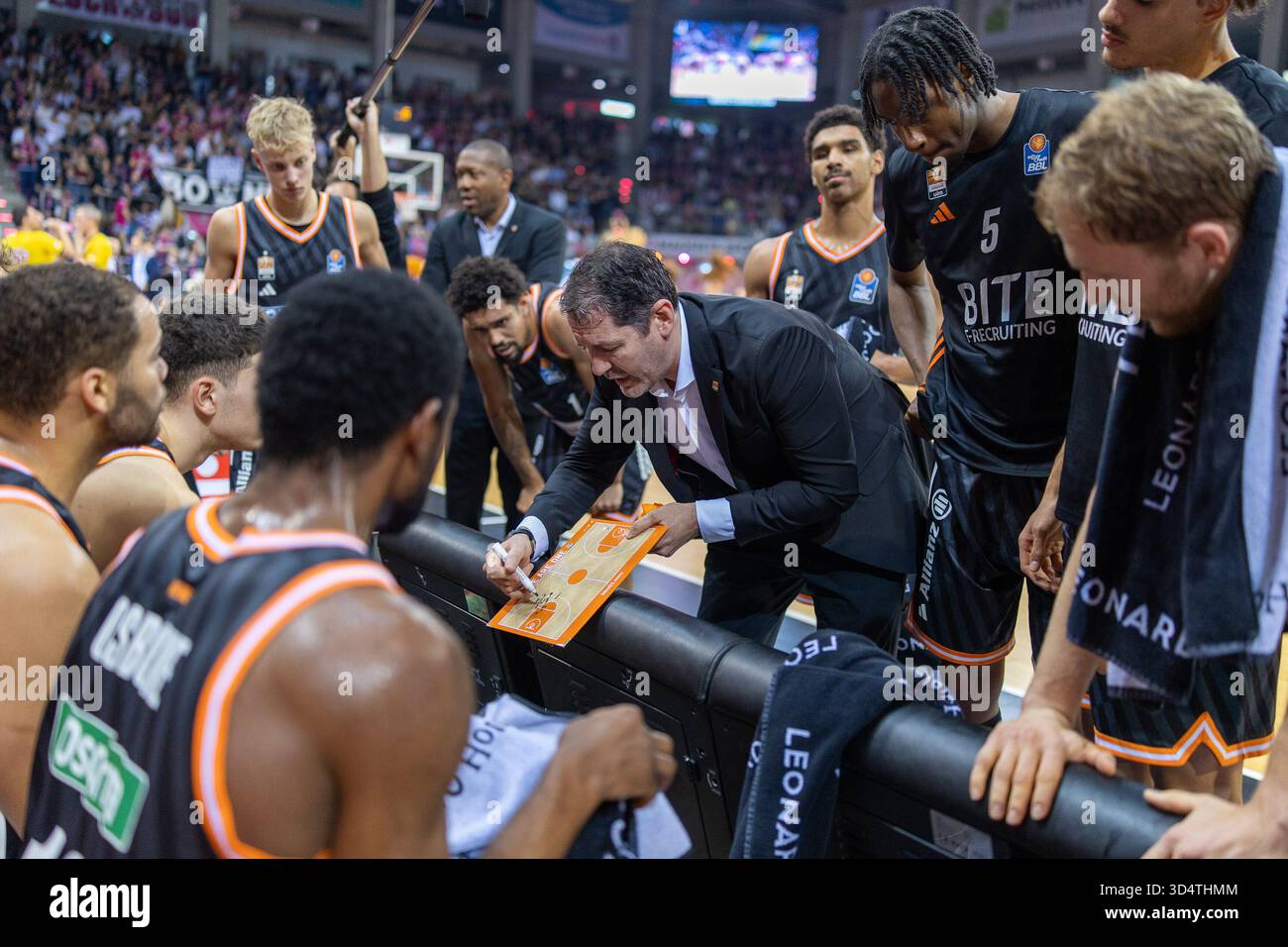 Ty Harrelson (Ratiopharm Ulm, Head Coach) takes a timeout Telekom ...