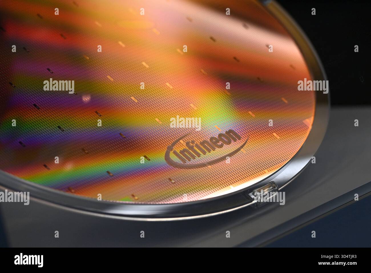 Wafer mit Ionenfallen-Quantenprozessoren. Infineon Schriftzug,Logo ...