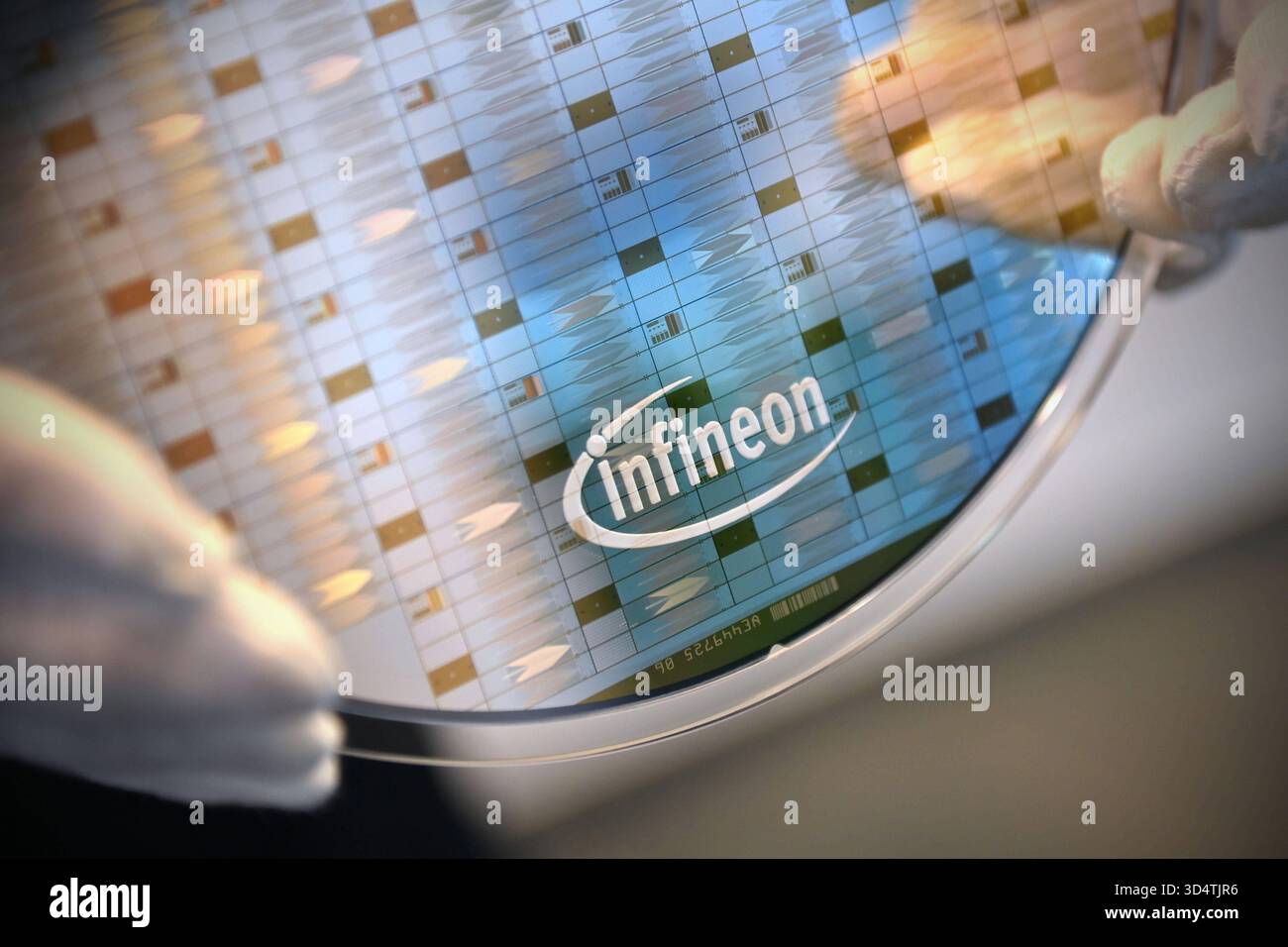 Wafer mit Ionenfallen-Quantenprozessoren. Infineon Schriftzug,Logo ...