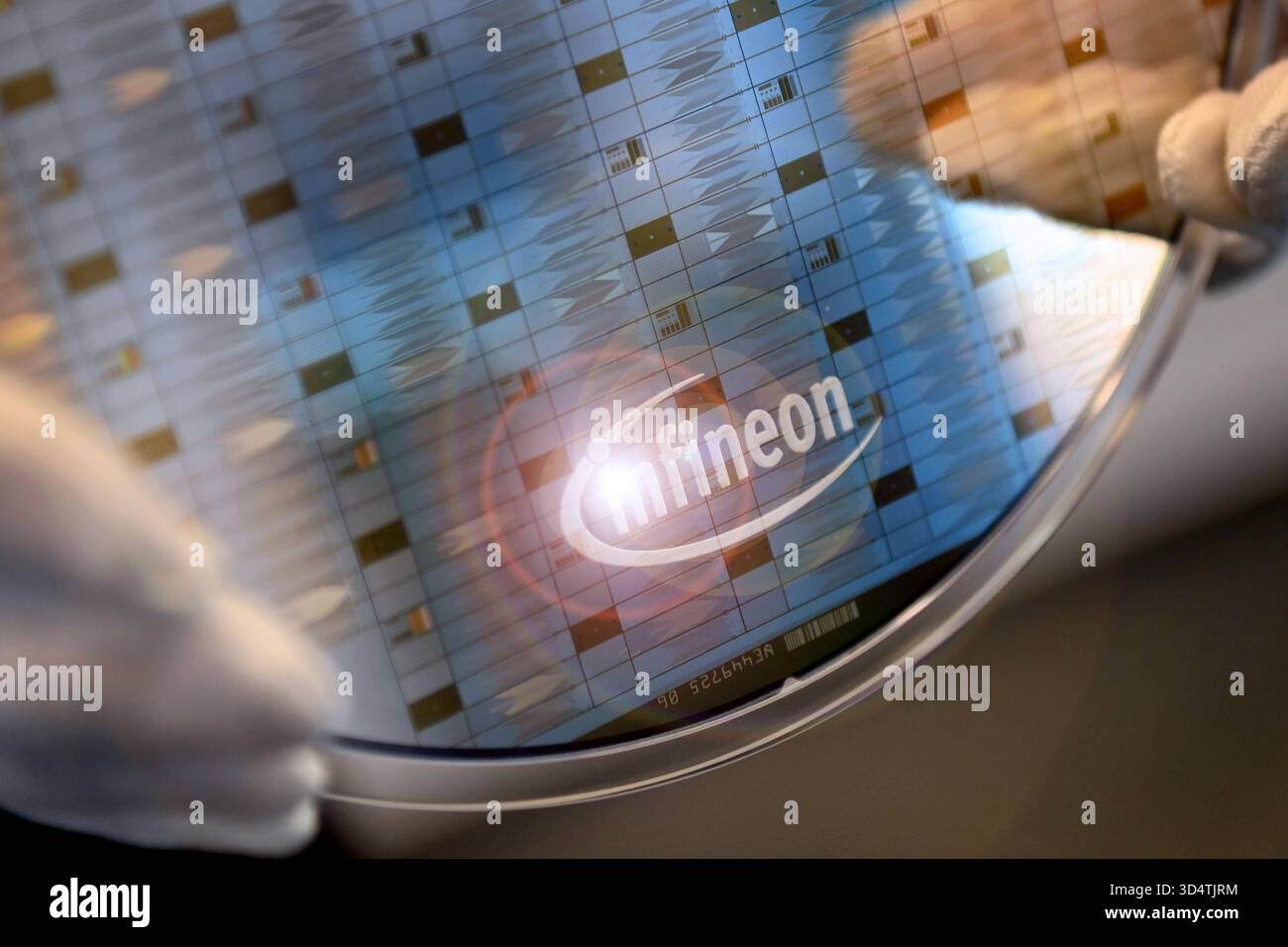 Wafer mit Ionenfallen-Quantenprozessoren. Infineon Schriftzug,Logo,Firmenlogo,Firmenemblem ...