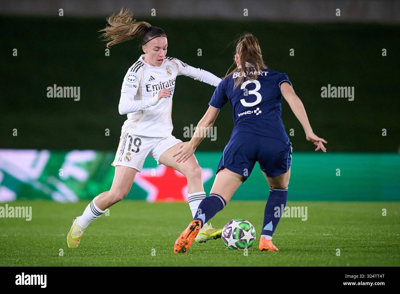 Real Madrid CF’s Eva Navarro (L) and Paris FC’s Lou Bogaert during ...